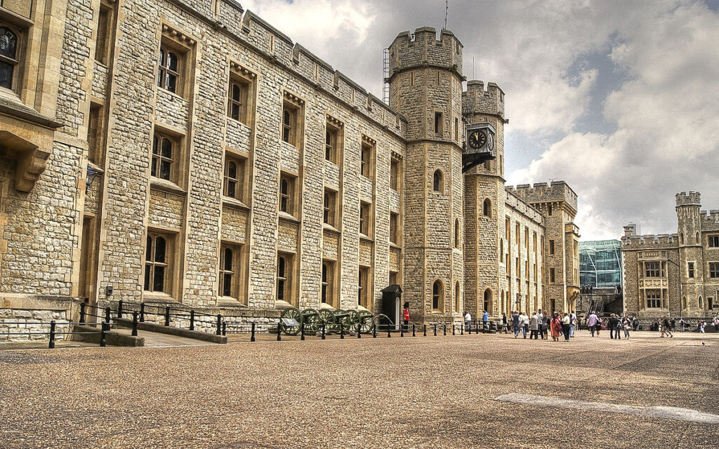 British Crown Jewels in the Tower of London - London-Travel.info